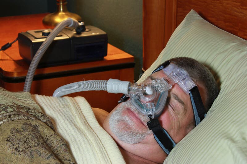 Man slaapt met CPAP stock afbeelding. Image of wanorde - 26627417