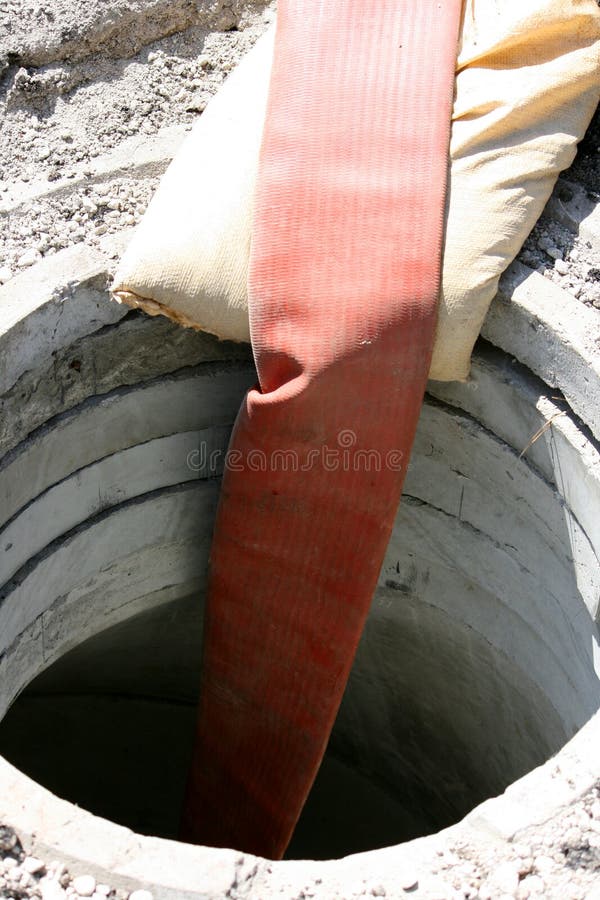 De Slang En Het Gat Van De Drainage Stock Afbeelding - Image of slang ...