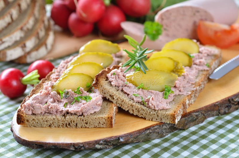 De snack van de leverworst stock afbeelding. Image of augurk - 23716061