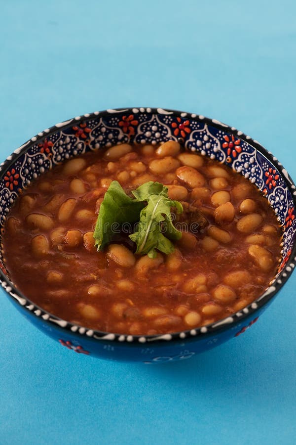 De Snijboon is Turks Traditioneel Voedsel Met Uien Stock Foto - Image ...