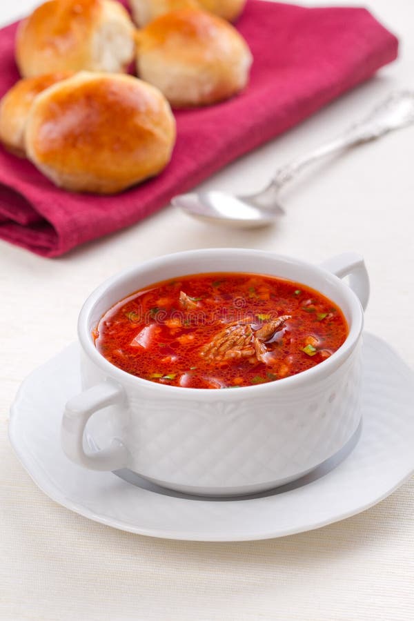 De Soep Van De Biet Met Vlees En Broodjes Stock Foto - Image of broodje ...