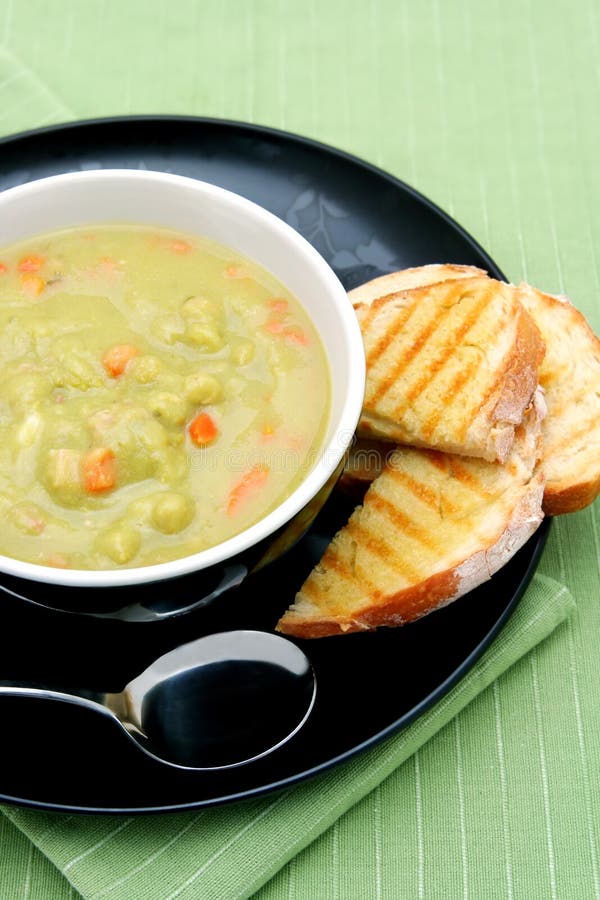 Kom Erwtensoep Die Met Room En Crouton Wordt Versierd Stock Foto ...