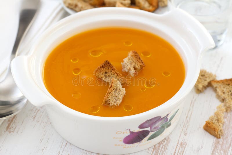 Soep in kom stock foto. Image of schotel, maaltijd, bouillon - 146017346