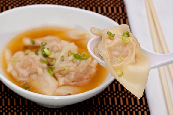 Wontonsoep stock foto. Image of schubleeuwen, gember - 15945586