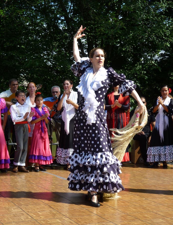 Vrouw Met Spaans Purper Kleding Het Berijden Paard Tijdens Het Openen ...