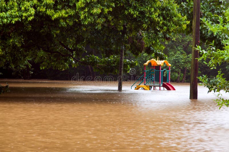De Speelplaats Van Kinderen Onder Water Na Overstroming Stock Foto ...
