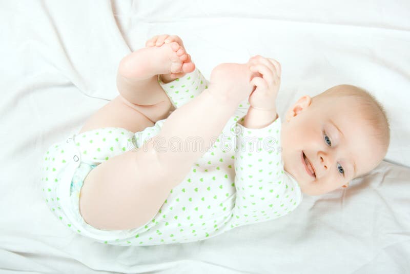 De Spelen Van De Baby Met Haar Benen Stock Afbeelding - Image of pret ...