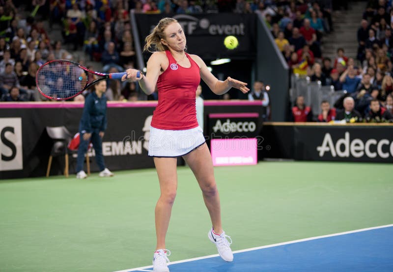 De Speler Die Van Het Vrouwentennis De Bal Met Racket Raken ...