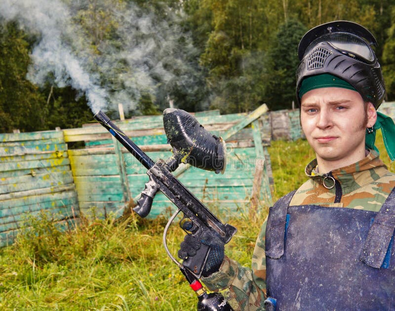 De Speler Van Paintball Ontspruit Uit Het Kanon Stock Foto - Image of ...