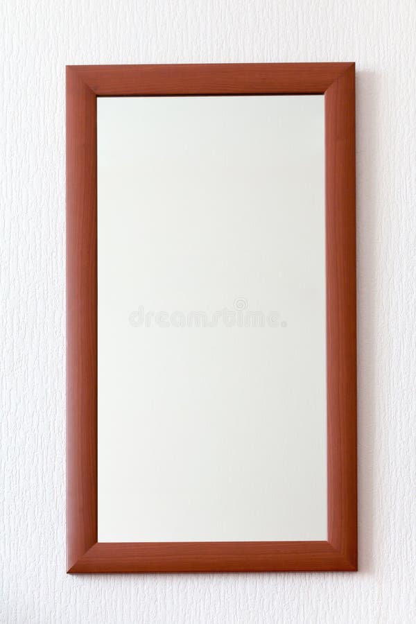De Spiegel Van De Muur in Houten Bruin Frame Stock Afbeelding - Image ...
