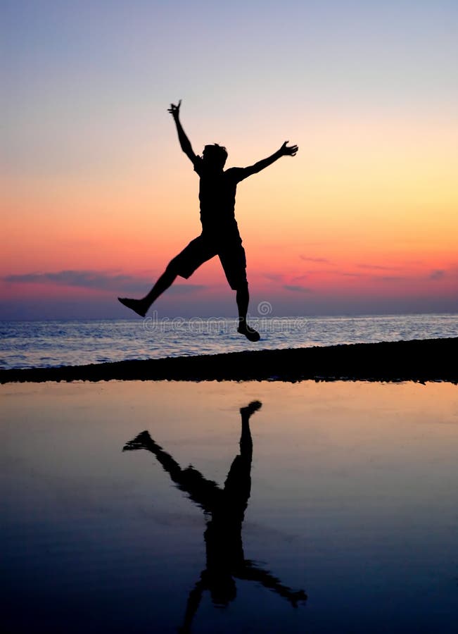Silhouetten Van Springende Mannen Stock Foto - Image of kustlijn ...