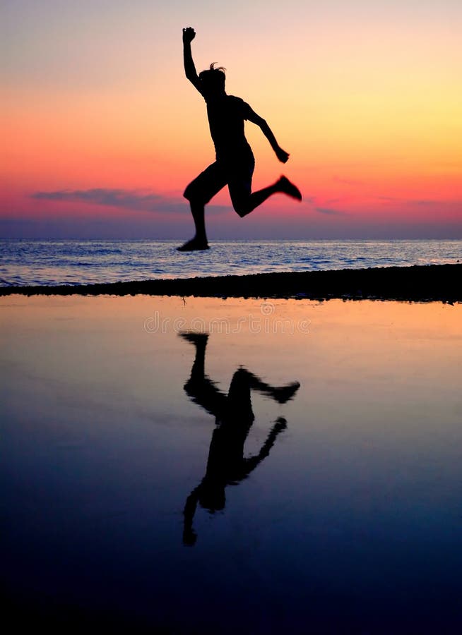 Silhouetten Van Springende Mannen Stock Foto - Image of achtergrond ...