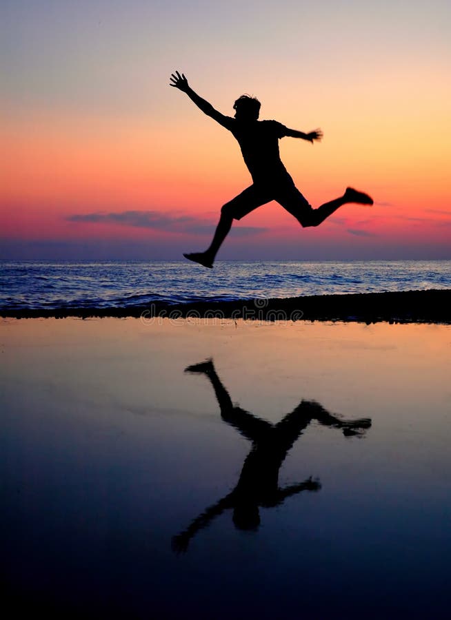 Silhouetten Van Springende Mannen Stock Foto - Image of kustlijn ...