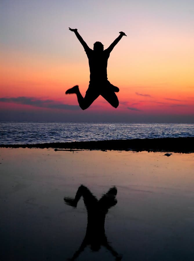 Silhouetten Van Springende Mannen Stock Foto - Image of kustlijn ...