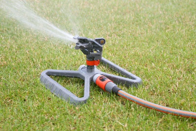 De Sproeier Bespuitend Water Van Het Gazon Stock Afbeelding - Image of ...