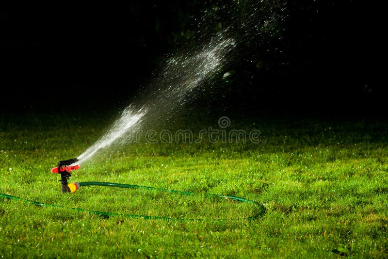 Automatische Sprinklerinstallatie Die Het Gras Bewatert Op Een ...