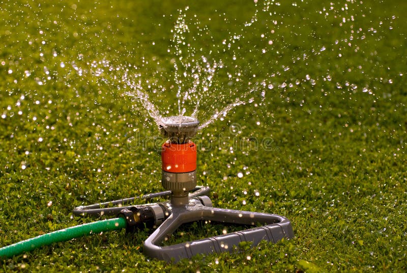 De Sproeier Bespuitend Water Van Het Gazon Stock Afbeelding - Image of ...