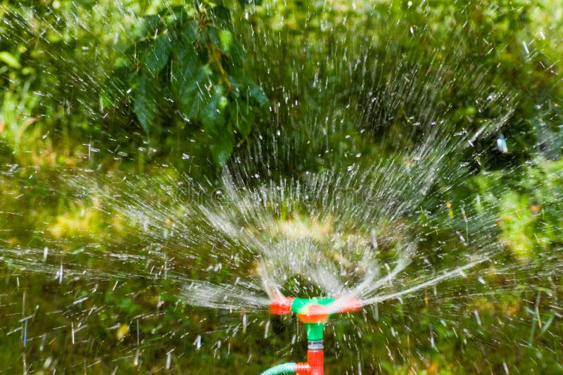 Watersproeier stock foto. Image of landbouw, gazon, groen - 32825558