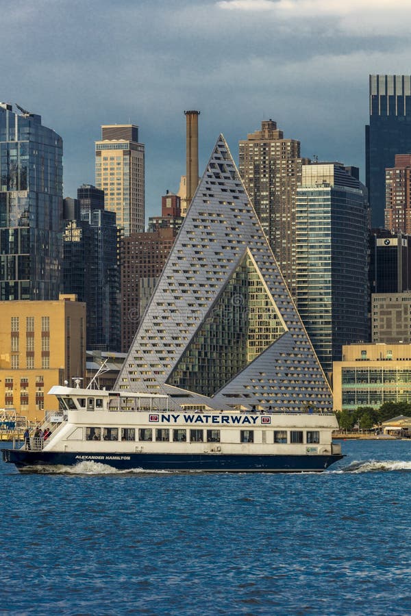 De Stad En Hudson De Rivier Van New York Redactionele Stock Afbeelding ...