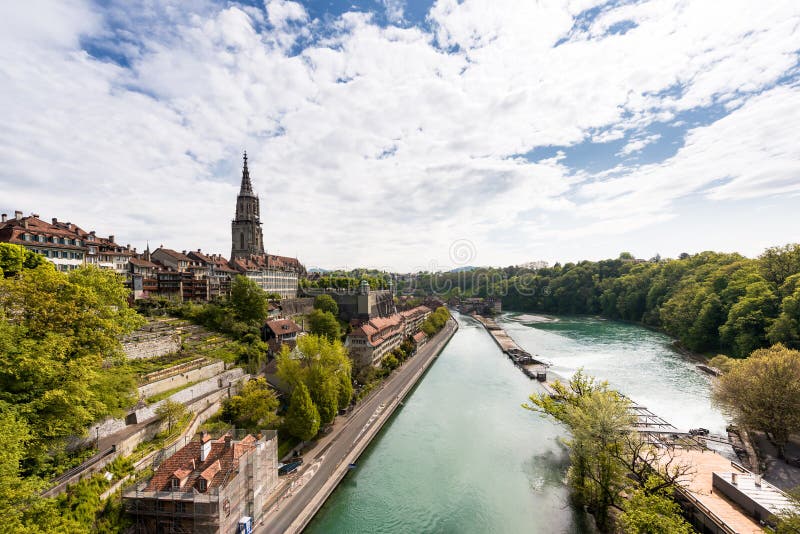 De Stad Van Bern Langs Aare-rivier in Bern, Zwitserland Stock Foto ...