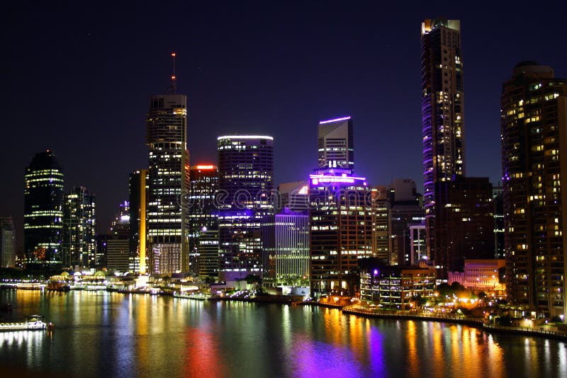 De Stad Van Brisbane Bij Nacht Stock Foto - Image of stedelijk, rivier ...