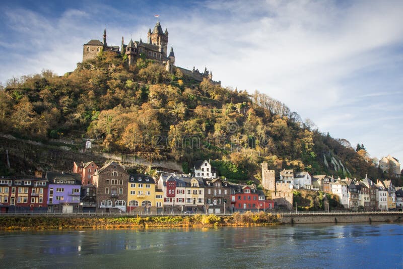 De Stad Van Cochem, Duitsland Met Zijn Opdoemend Kasteel Stock ...