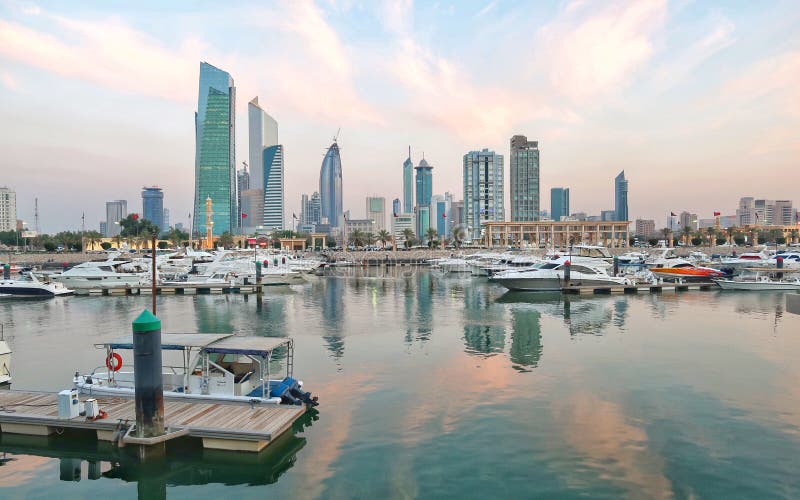 Schemering, Prachtig Stadsgezicht Van Kuwait City Stock Afbeelding ...