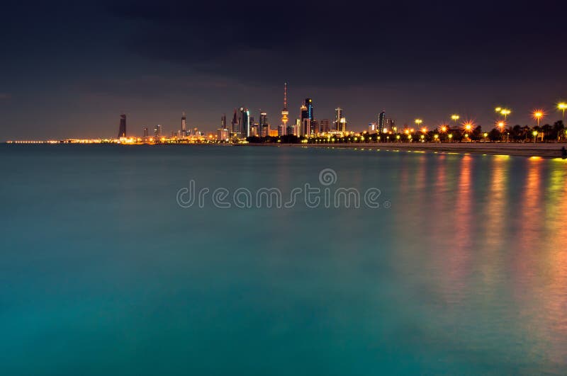 De Stad Van Koeweit Van De Nachtmening Stock Afbeelding - Image of ...