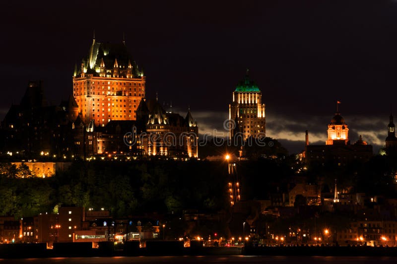 Quebec City 's nachts stock afbeelding. Image of vesting - 28439639