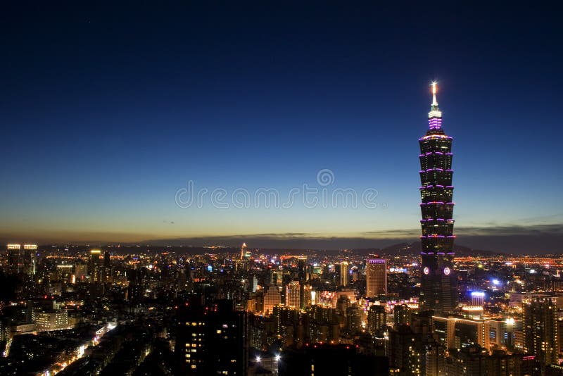 De Stad Van Taipeh Bij Nacht Stock Afbeelding - Image of kleuren ...
