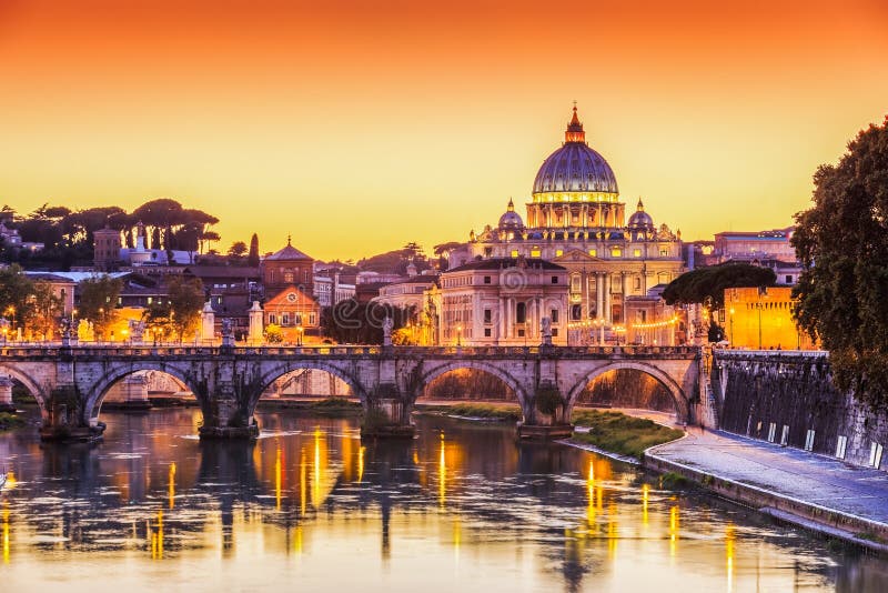 ROME, ITALIË, 2016: Standbeeld Van Engel Met Het Kruis in Barokke Stijl ...