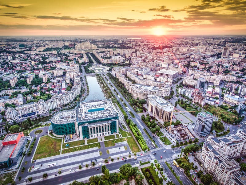 De Stadscentrum Van Boekarest En Het Paleis Van Het Parlement Bij ...