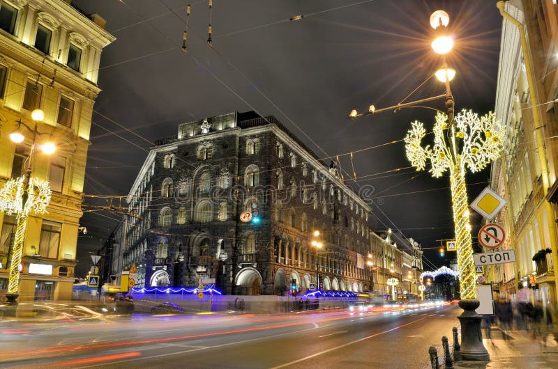 De stadslichten bij nacht stock foto. Image of verkeer - 90956430