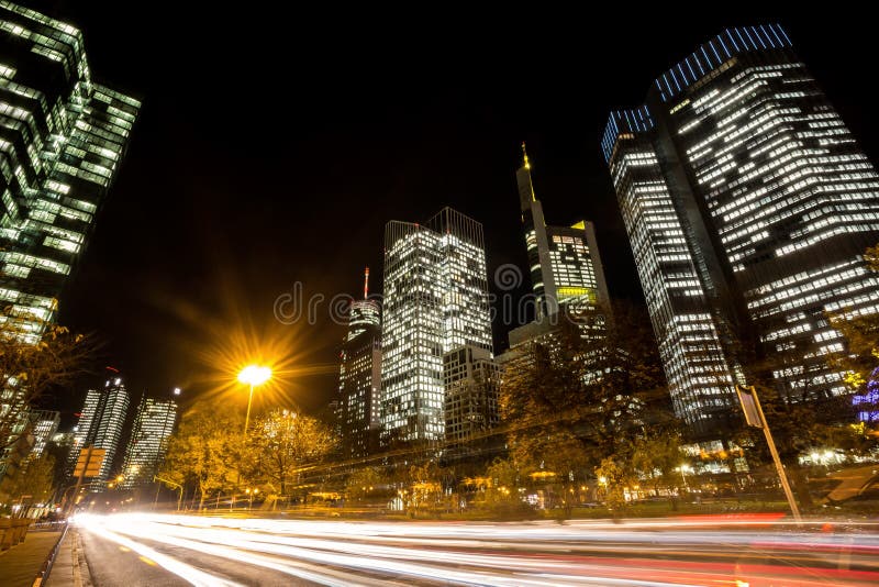 De Stadslichten Van Frankfurt Duitsland in De Avond Stock Afbeelding ...
