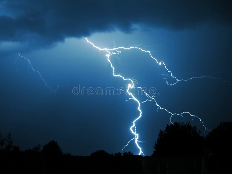 Blauwe bliksem stock foto. Image of flits, donder, wolken - 16186876