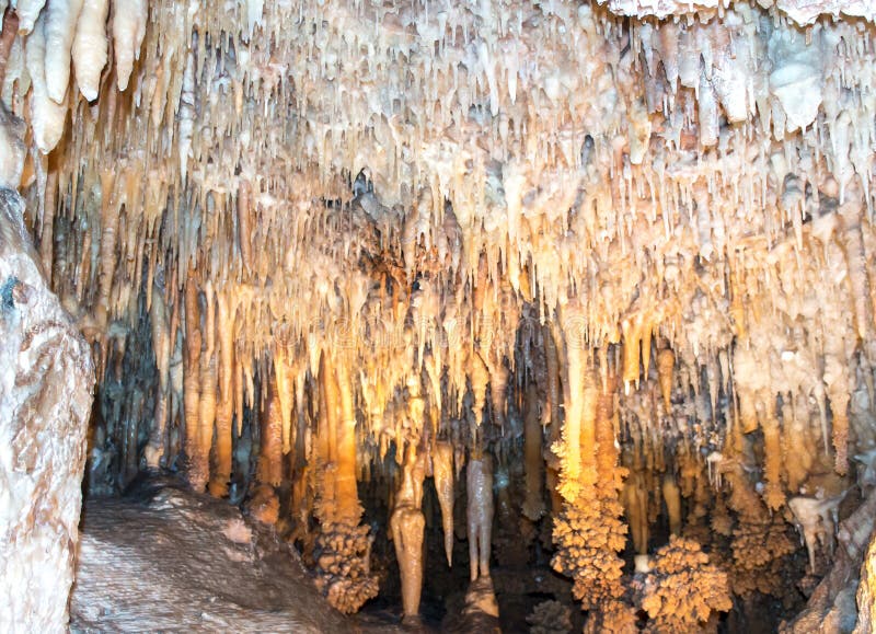 De Stalagmieten En De Stalactieten Van Het Kalksteenhol Stock Foto ...