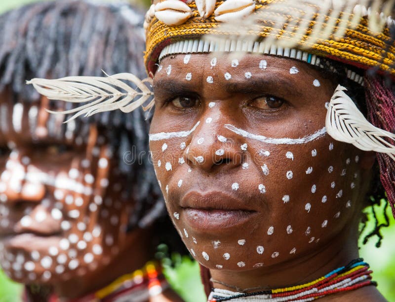 Portret Van Een Mens Van De Stam Van Asmat-mensen Met Het Rituele ...