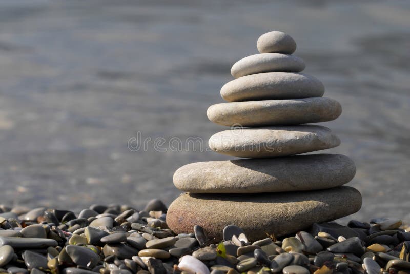 Kiezelsteenstapel Op De Kust Piramide Van Stenen Op Het Strand Licht ...