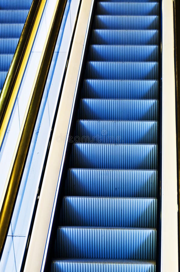 De stappen van de roltrap stock foto. Image of structuur - 14435178