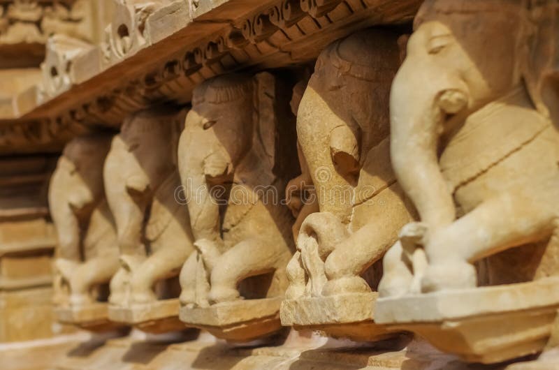 De Steen Sneed Erotische Bashulp in Hindoese Tempel in Khajuraho, India ...