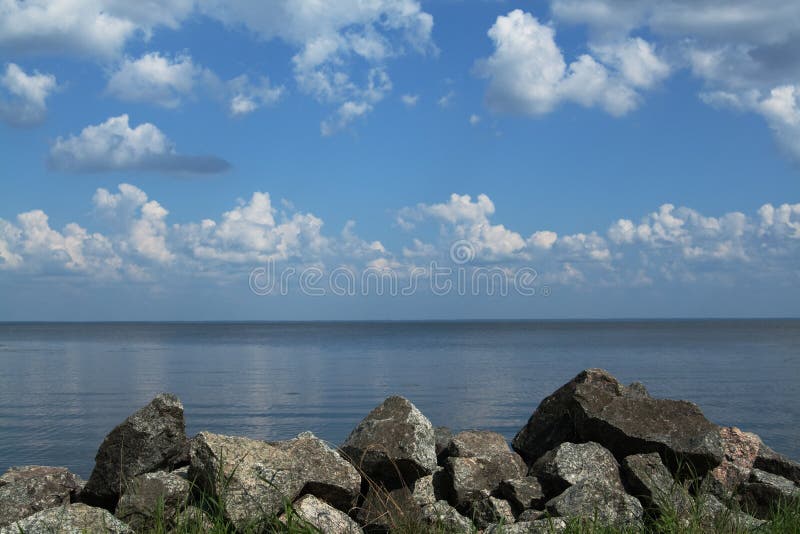 De Stenen Van De Borst Tegen Een Achtergrond Van Overzees Stock ...