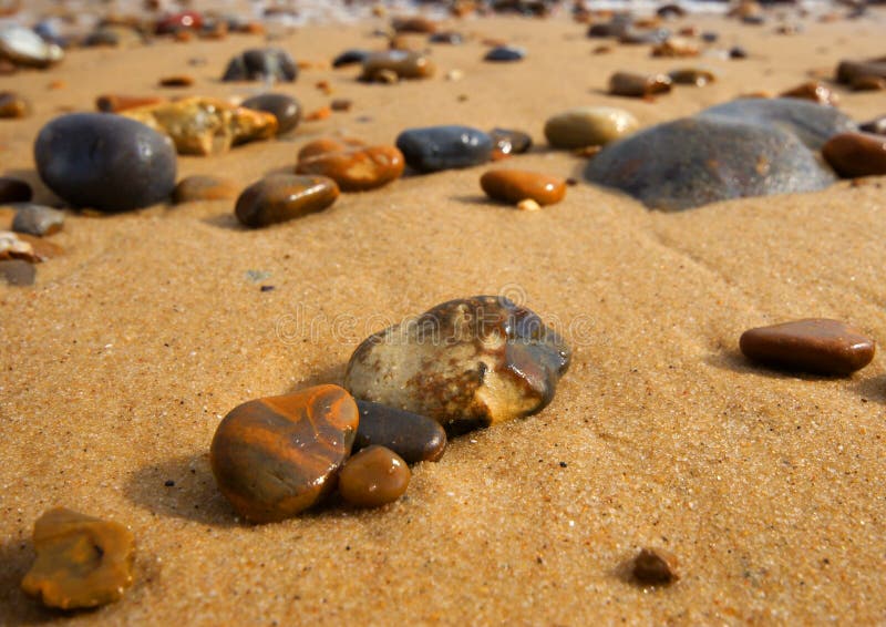 De Stenen van het strand stock foto. Image of glanzend - 1623262