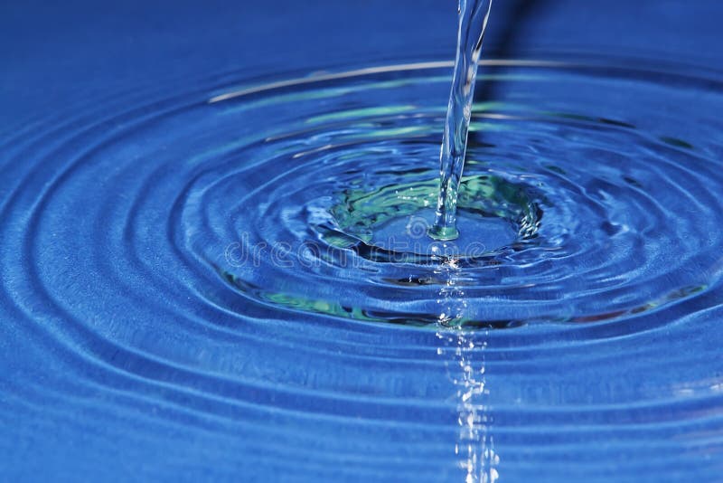 De straal van water. stock afbeelding. Image of stromend - 24812001