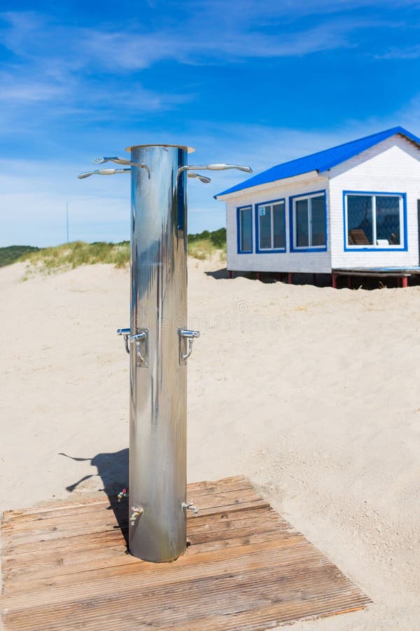 De douche van het strand stock afbeelding. Afbeelding bestaande uit ...