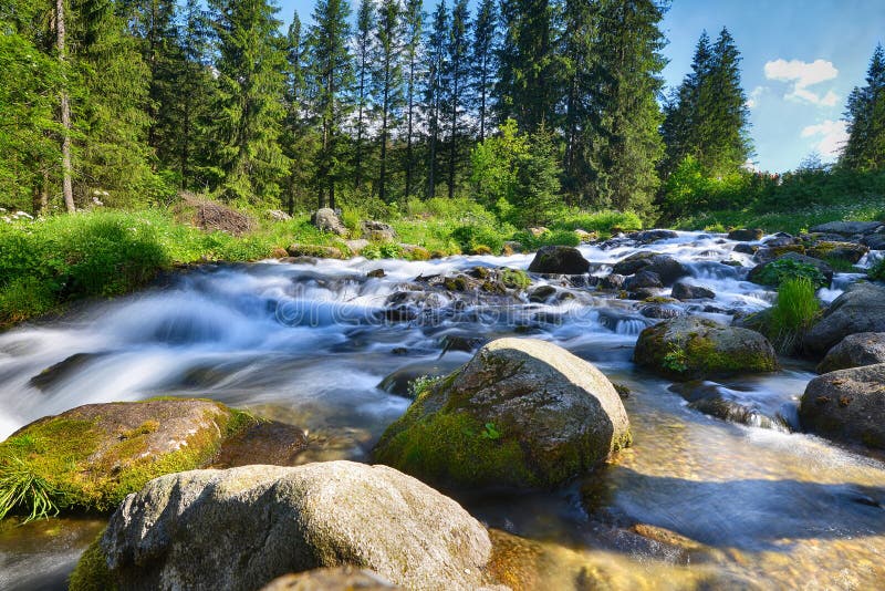 De stroom van het water stock foto. Image of berg, plons - 88502374