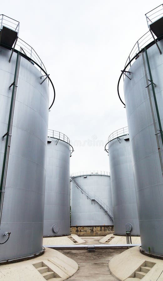 De tank van de olieopslag stock foto. Image of boogweg - 31857444