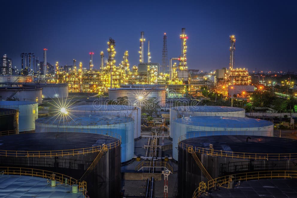 De tank van de olieopslag stock afbeelding. Image of techniek - 43485043