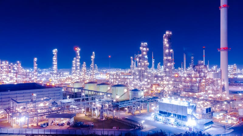 De Tankraffinaderij Van De Olie Stock Foto - Image of nave, installatie ...