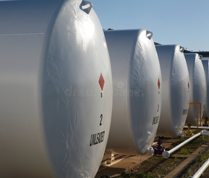 De Tanks van de brandstof stock foto. Image of vervoer - 1065440