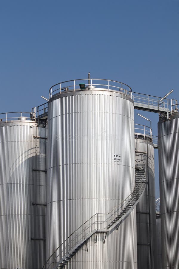 De tanks van de opslag stock foto. Image of olie, aardolie - 26236444